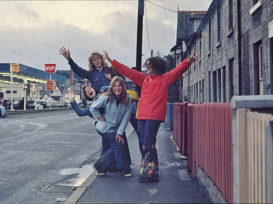 The Bell Bottom Pants Fad Of The 1970's - Geek Slop