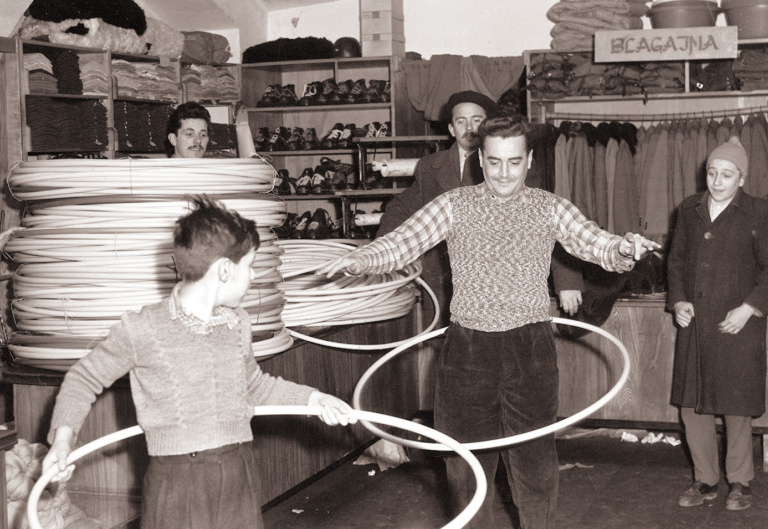 The Hula Hoop Fad Of The 1960's - Geek Slop