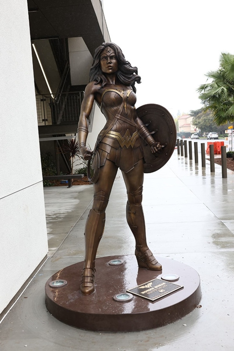 Warner Bros. Installs 7 1/2-foot Tall, 600-pound Wonder Woman Statue In ...